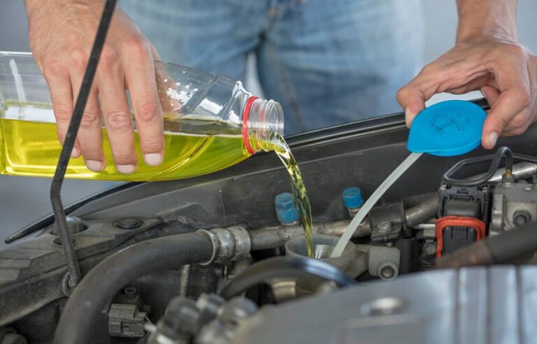 Topping up windshield washer fluid: what should you watch out for?